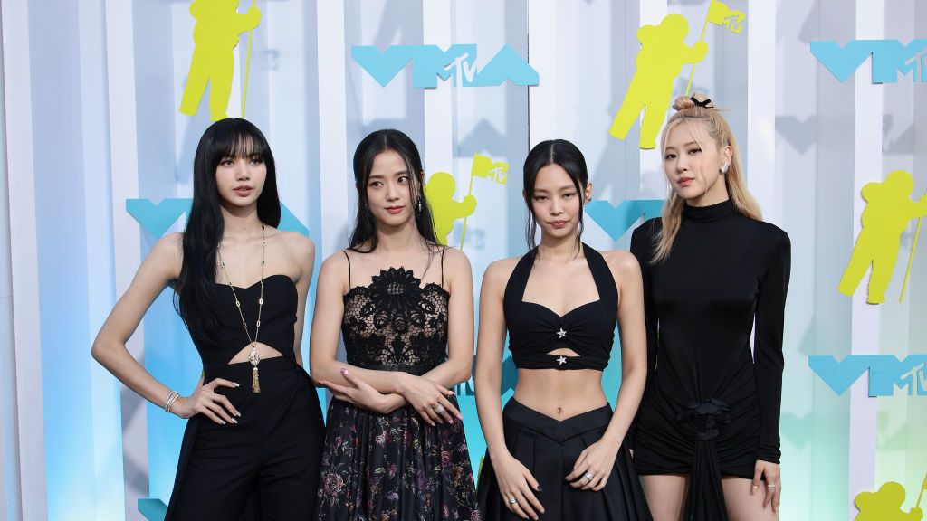 BLACKPINK 解散在即？Lisa 兩度拒絕「500 億簽約金」， YG 急回應！！ - LUVKPOP