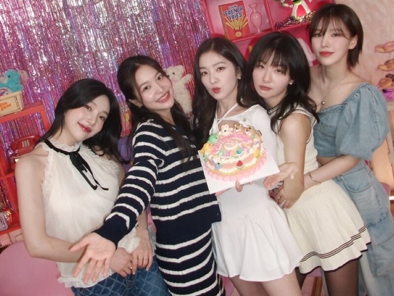 全體續約有戲？Red Velvet 宣布 11 月回歸，時隔 6 年發行正規三輯！ - LUVKPOP
