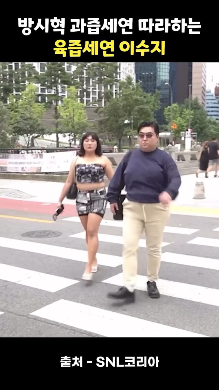 不怕房時爀生氣！《SNL》李秀智變身「肉汁秀智」，神還原美國街拍照 - LUVKPOP