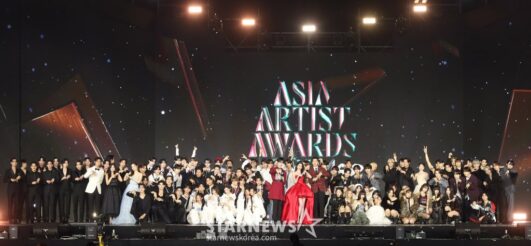 《2024 AAA》笑料百出～！金秀賢歌手席尋找 ECLIPSE，邊佑錫跟著麥克風消失XD - LUVKPOP 愛韓瘋