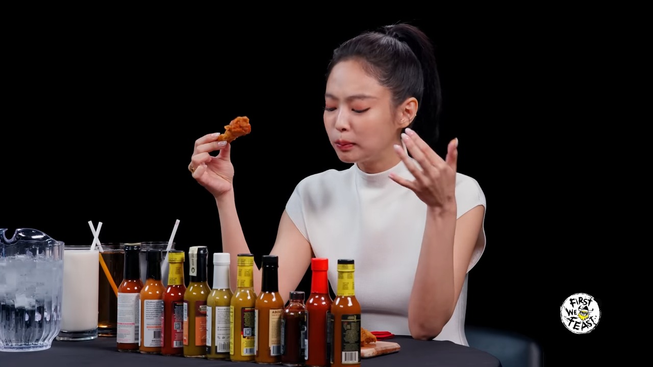 Jennie 上節目宣傳挑戰極辣雞翅！辣到崩潰喊「救命」惹心疼 - LUVKPOP