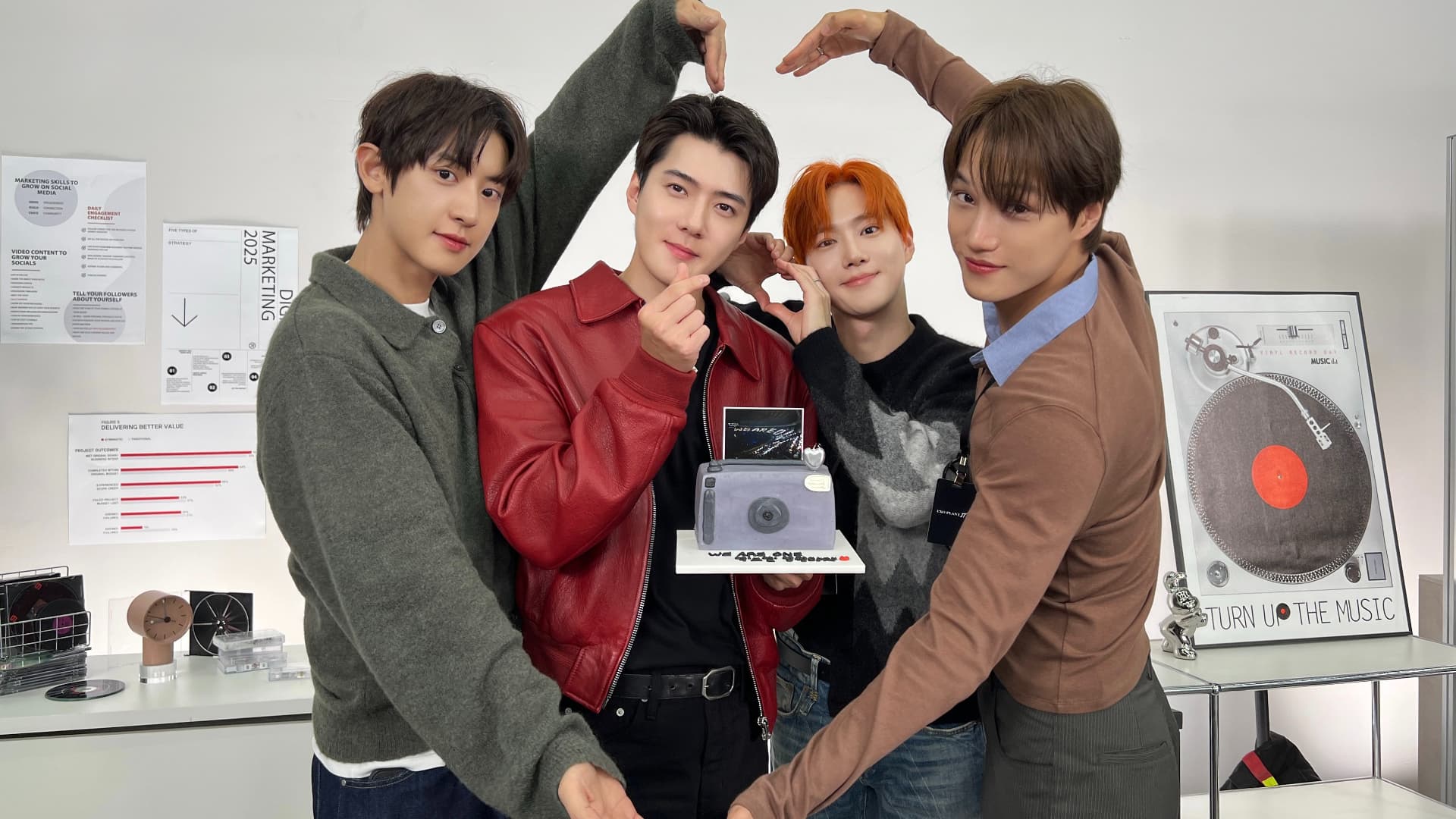 世勳退伍引爆「9 人梗」SUHO 急救場！EXO 成員數再掀韓網討論 - LUVKPOP